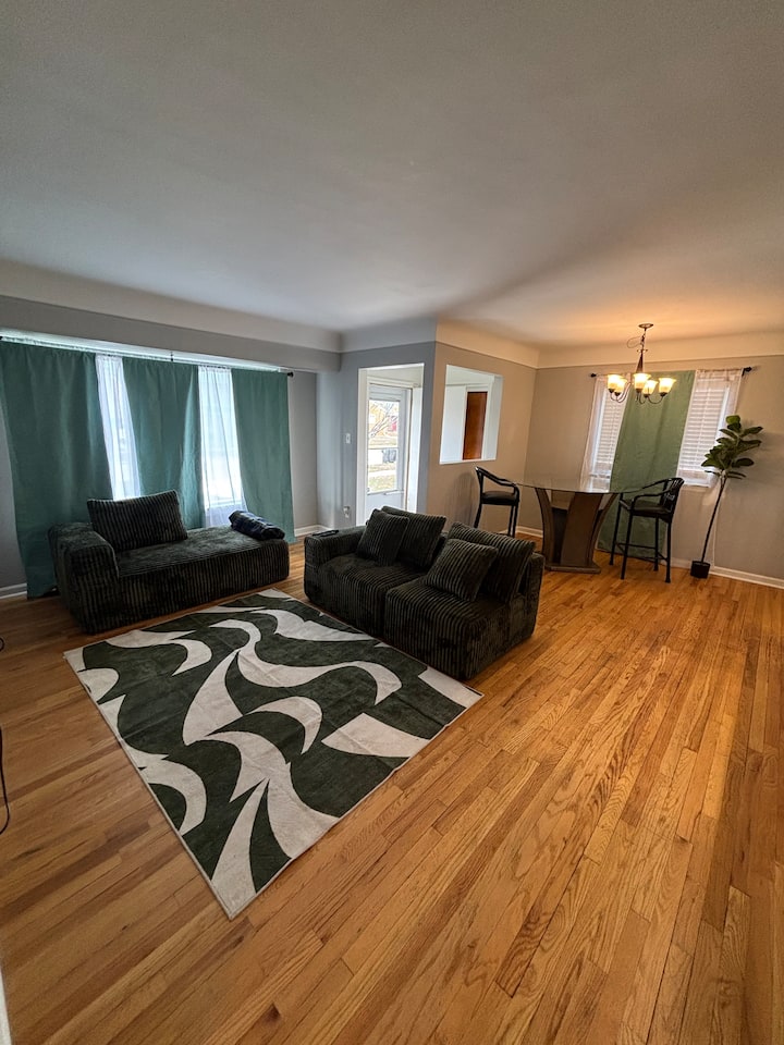 Comfort At The Ville | Entire Home | Clean & Quiet - Roseville, MI