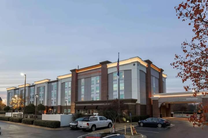Hot Pick 1 Bedroom Suite | Breakfast, Pool & Gym - Memphis, TN