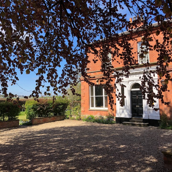 Stylish Apartment Overlooking Westwood Pasture - Beverley, UK
