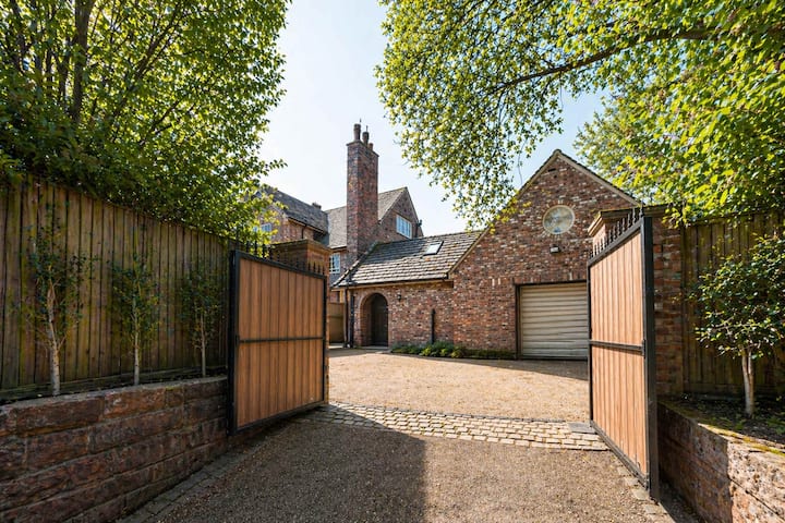 The Hale Loft- Free Parking, Close To Airport - Altrincham