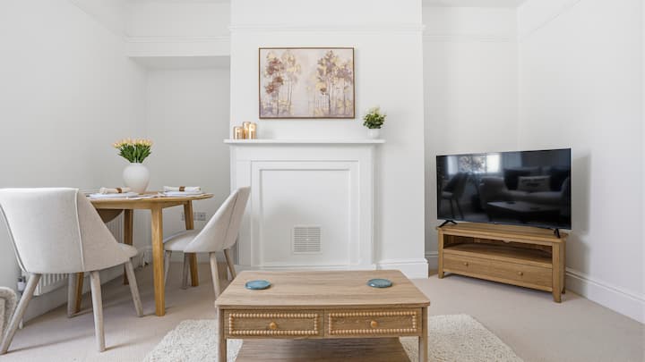 The Nook | Central Tetbury, King Bed, Coffee Bar - Tetbury