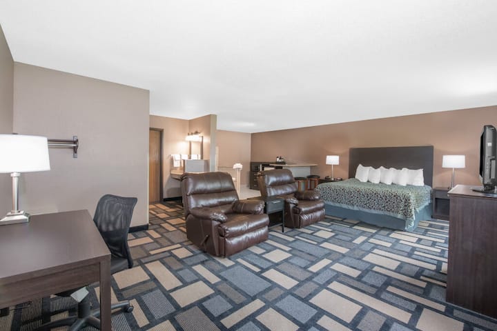 Pet Friendly Deluxe Suite | Days Inn Watertown - Watertown, SD