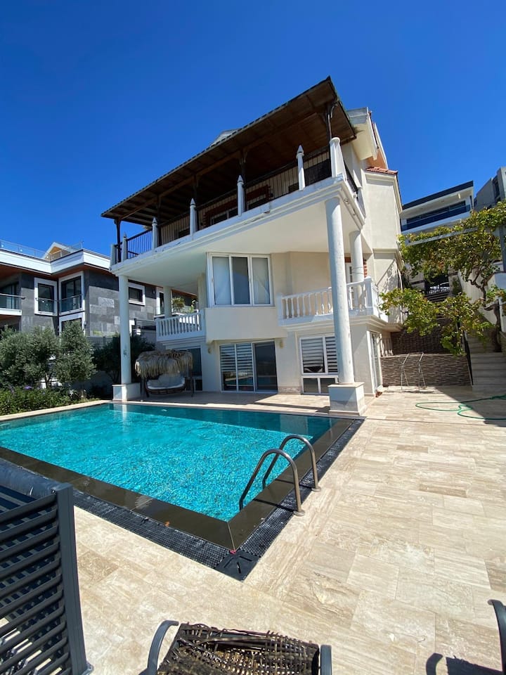 Panoramik Deniz Manzaralı Tam Müstakil 5+1 - Çeşme