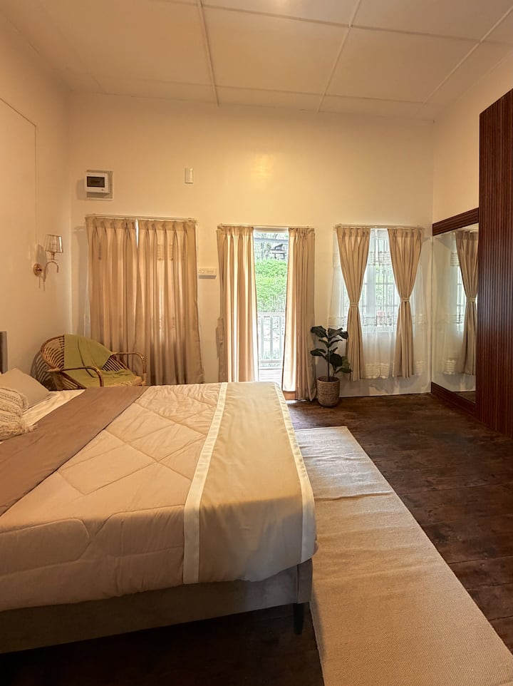 The Oakwood - Warm Vintage Room | Groups Welcome - Shillong