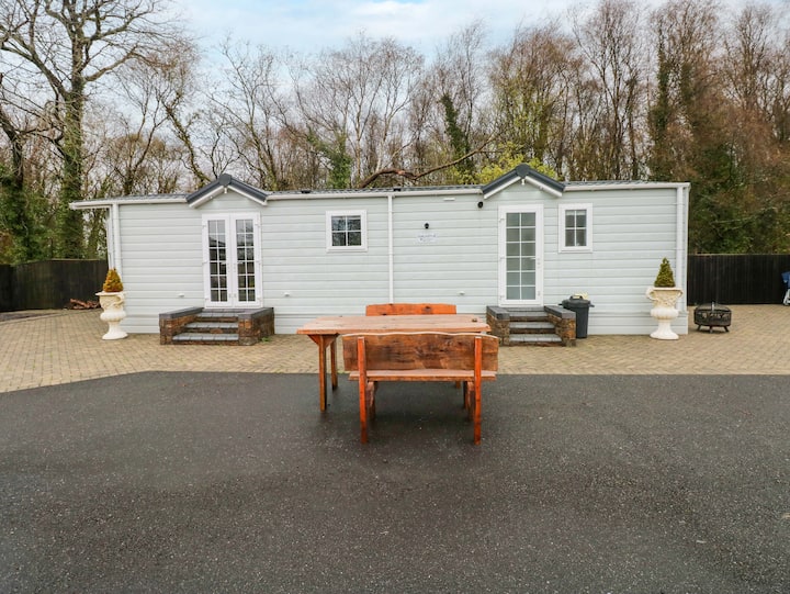 Meadows Farm Lodge - Swansea