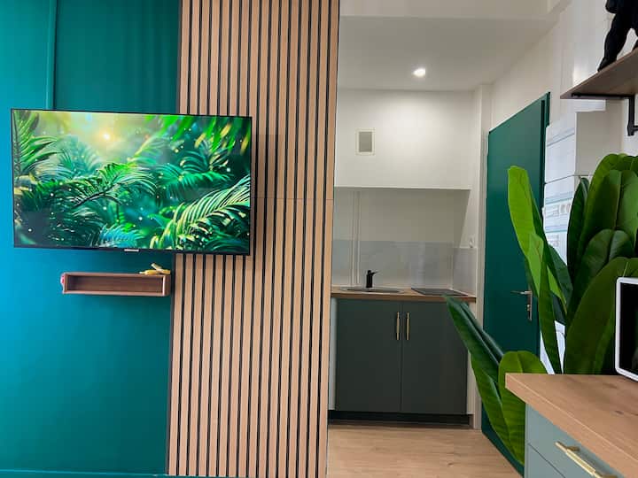 Le Tropical ~ Jolie Studio Avec Lit Queen Size - Chasseneuil-du-Poitou