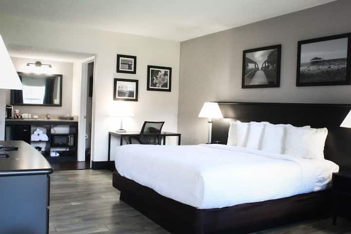 La Quinta Cocoa Beach | King Deluxe | Courtyard - Cocoa Beach, FL