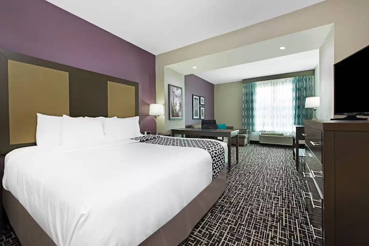 Dlx Ste | Laquinta Lake Charles | Free Breakfast - Lake Charles, LA
