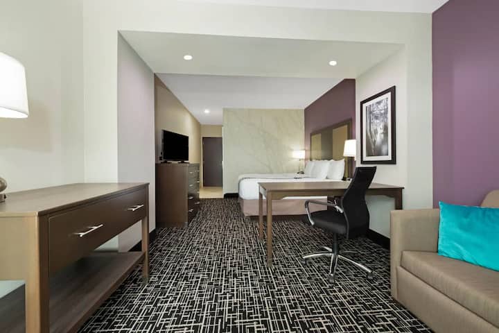 Dlx Ste | Laquinta Lake Charles | Free Breakfast - Lake Charles, LA