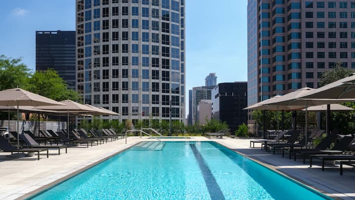Modern 2br High-rise | Rooftop Pool | Conv. Center - Los Angeles, CA
