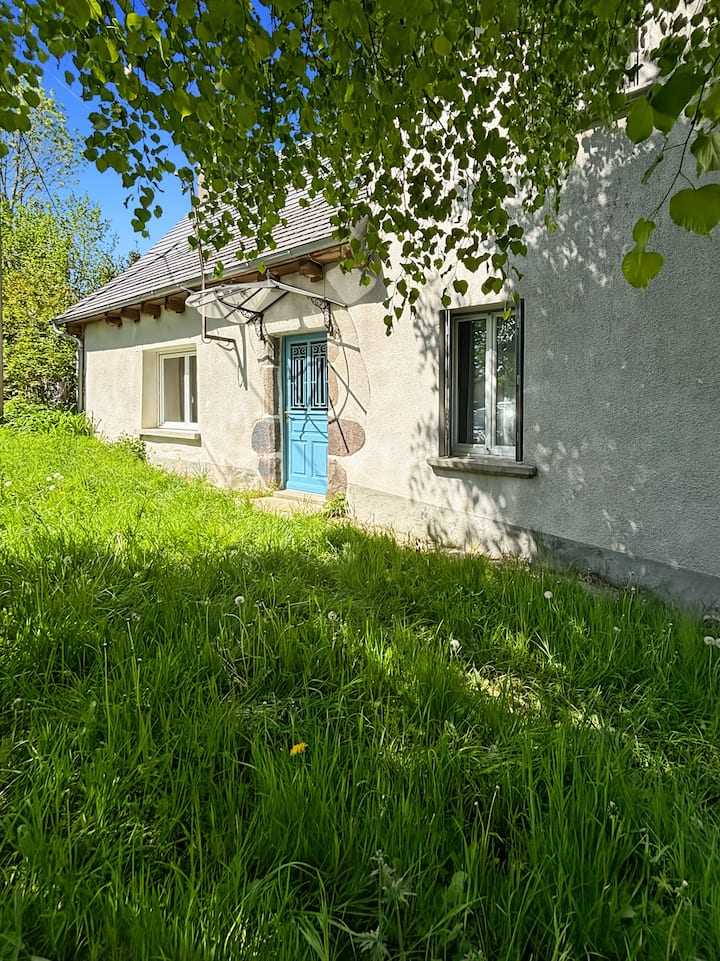 Maison Authentique Avec Cantou Et Grand Jardin - Salers