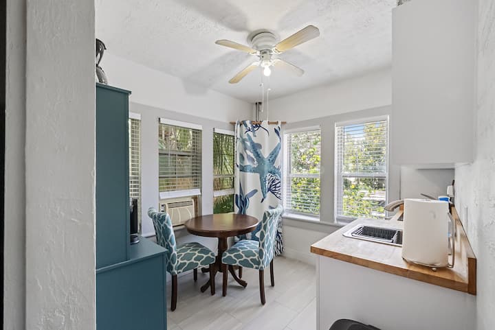 The Tarpon Flat | Bright 1br Downtown Retreat - Tarpon Springs, FL