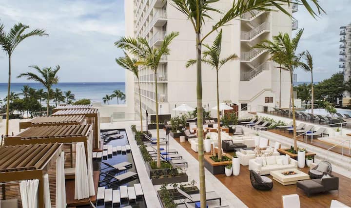 Near Beach | Infinity Pool, Gym, Bar + Restaurant - Honolulu, HI