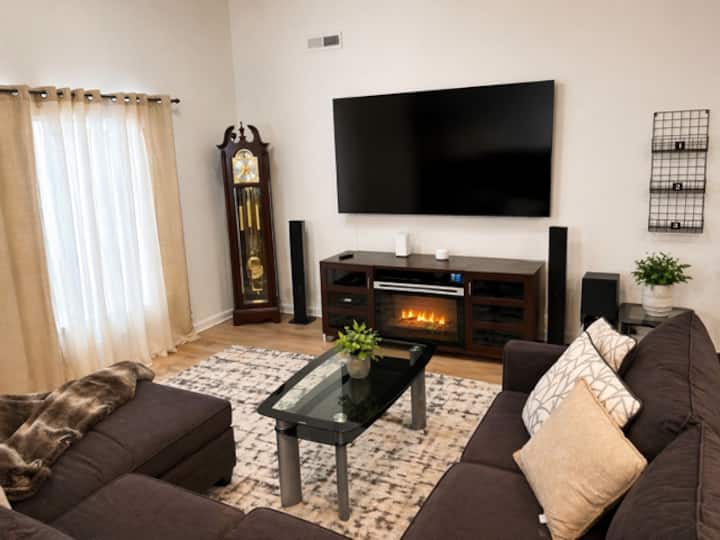 Modern Comfort Stay | Spacious & Prime Location - Zionsville, IN
