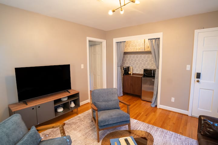 Private And Cozy Mid-century Modern Suite - Lynchburg, VA