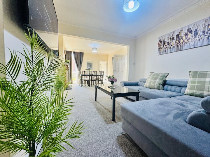 Cozy 3br Retreat In Prime Location - Windsor