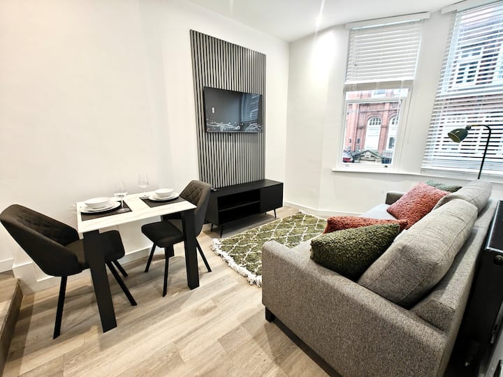 Stylish Executive 1br Stay | Lift | Prime Location - Bury