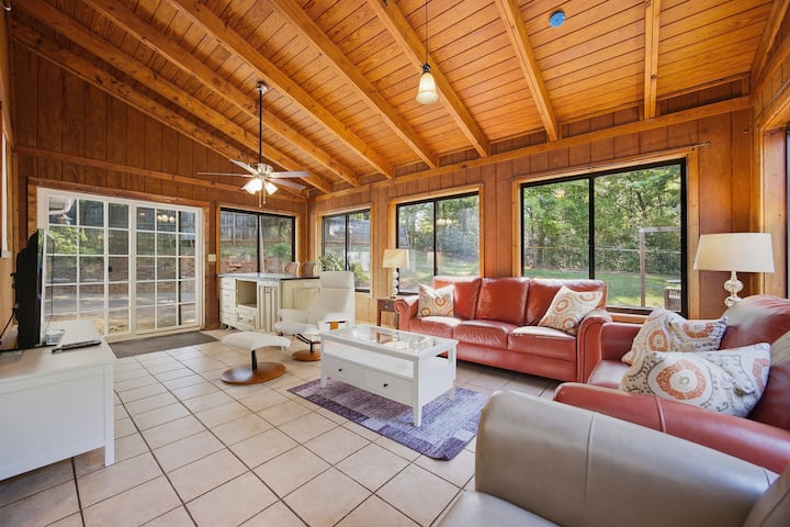 Bright Alpharetta Ranch W/ Fenced Yard - Alpharetta, GA