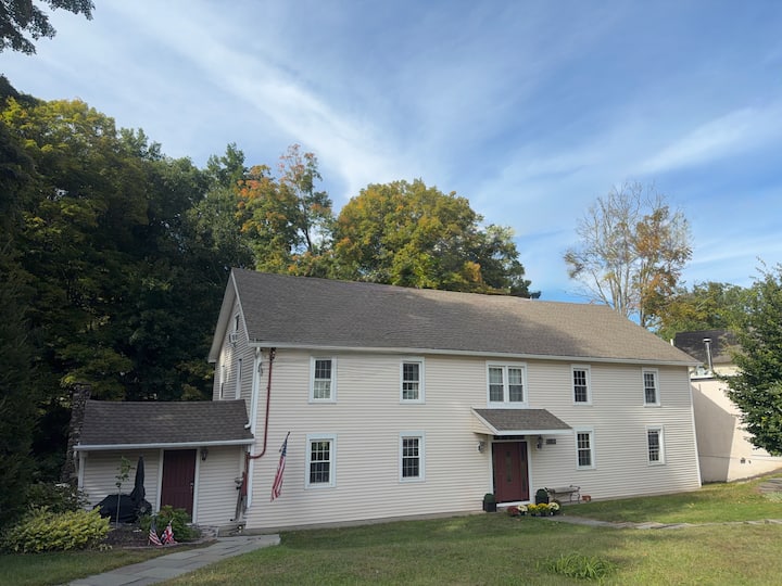 Two Queen Suites On 2nd Floor In 1711 Mill Home - Newtown, CT