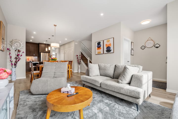 Corner Glen Retreat | 4br Main Level | Ac - Calgary