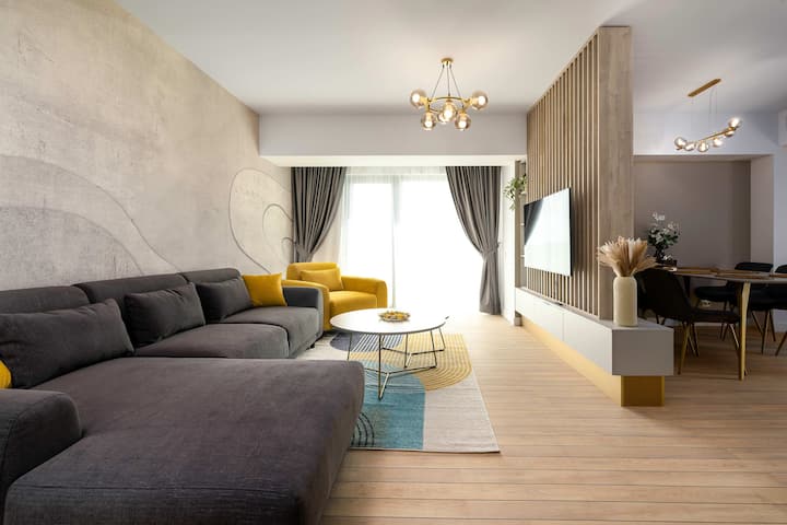 Skyline Penthouse - Luxury 3br W/ Cathedral Views - Romania
