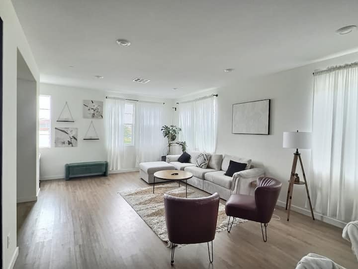 4br Home | King+3q | Garage | Pools | Fast Wi-fi - Santa Clarita, CA