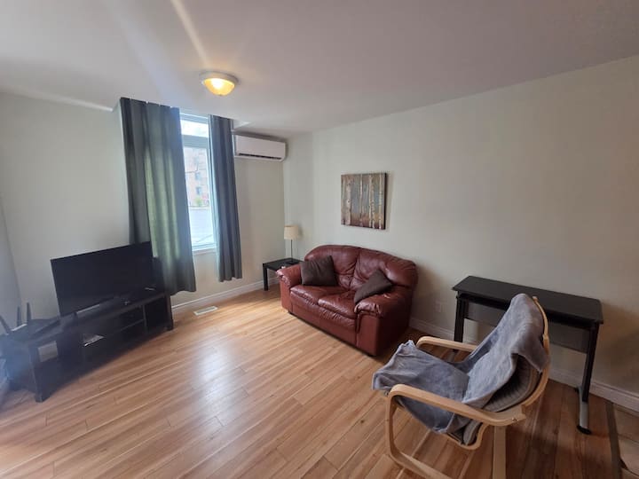Urban Serenity: Sun-drenched Suite W/ Full Kitchen - Boucherville