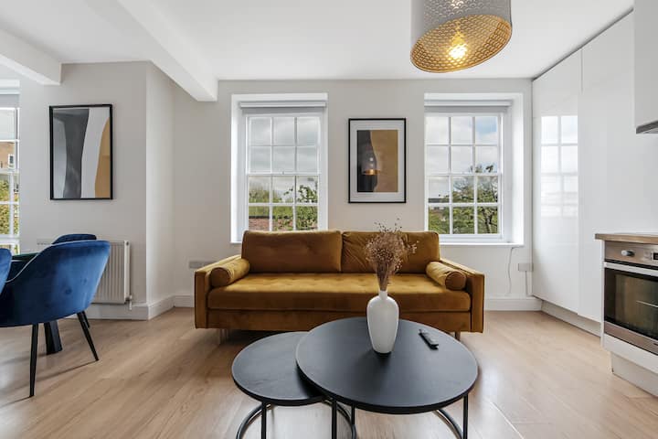 Bright Three Bedroom Property In Great Location! - Londres