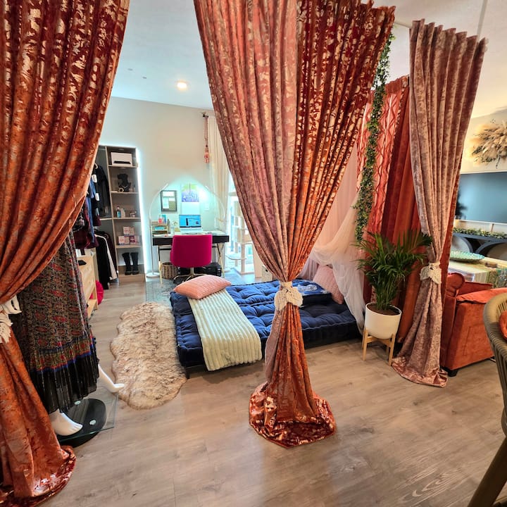 "The Euro Boho Room" Sun-filled Boutique Retreat - Ozark, MO