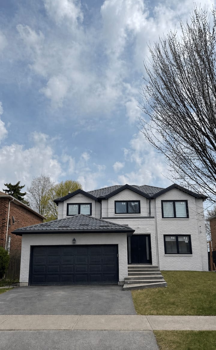 Modern Cozy Home - Luxury Finishes | Warm Interior - Brampton