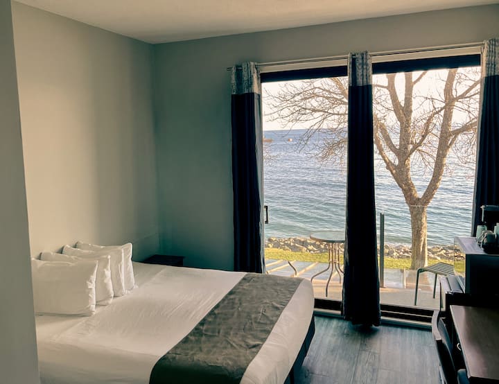 Waterfront King - Sechelt