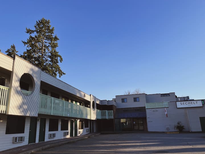 Waterfront King - Sechelt
