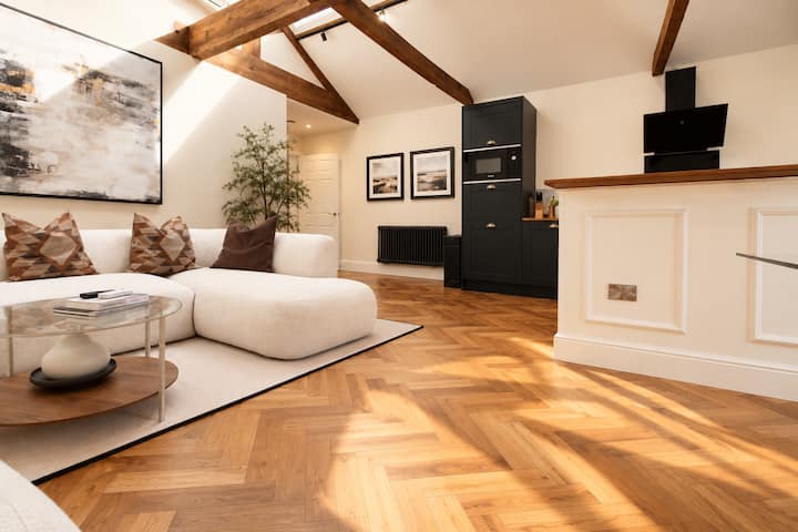 Luxury Central Penthouse With Parking | Sleeps 6. - Shrewsbury