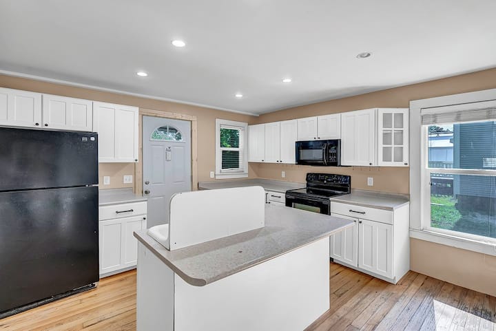 Room To Make It Yours  4br Cedar Falls Home - Cedar Falls, IA