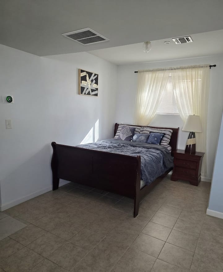 Spacious Guest Suite In A 3-bedroom Home - Staten Island, NY