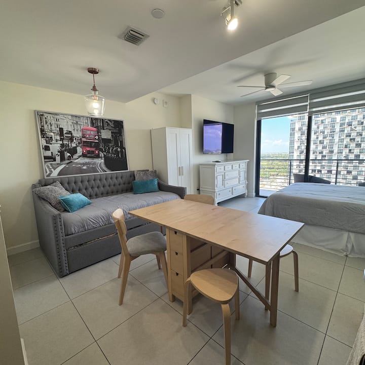 Cozy Studio (Minimum 
3 Night's Stay) - Doral, FL
