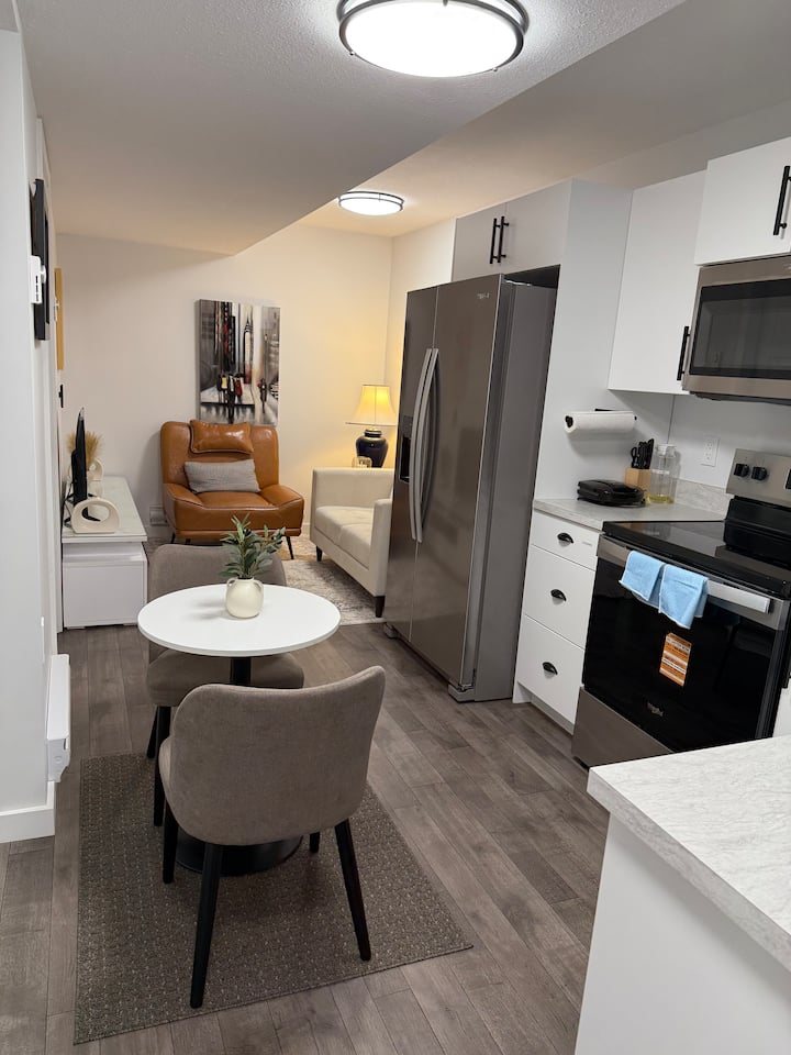 Modern & Cozy 1br | Parking, Wifi + Self Check-in - Regina, Canada