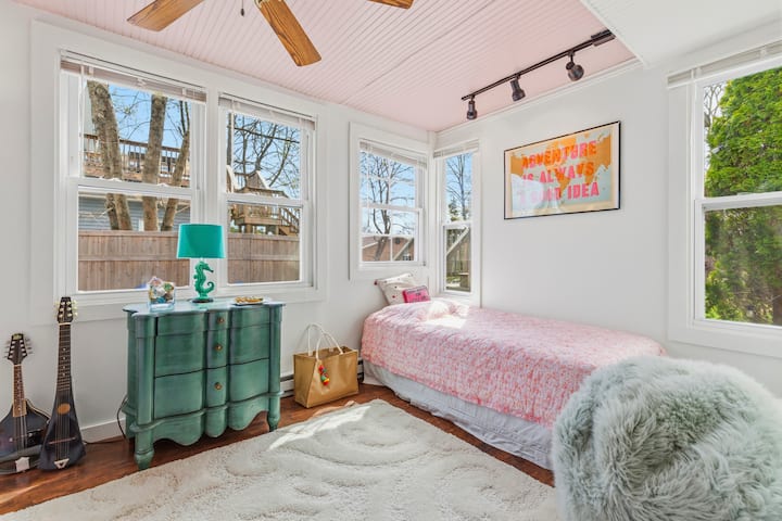 Timeless Coastal Cottage In Historic Westerly - Stonington, CT