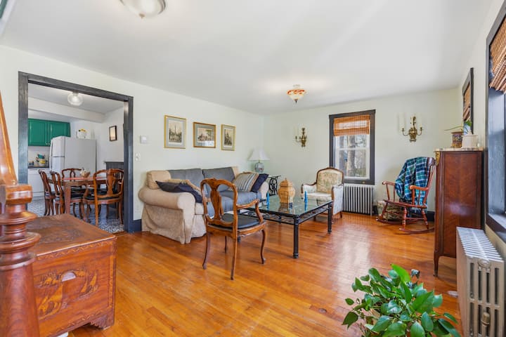 Timeless Coastal Cottage In Historic Westerly - Misquamicut, RI