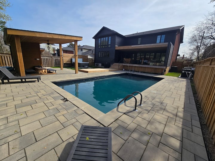 Luxary Villa W/ Pool, Sauna, Hot Tub | Sleeps 12 - Oakville