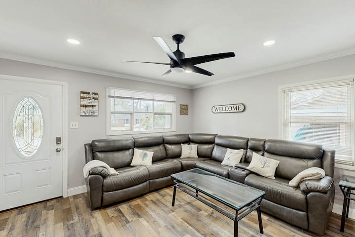 3 Br Home With Outdoor Patio And Close To Downtown - Skidaway Island, GA