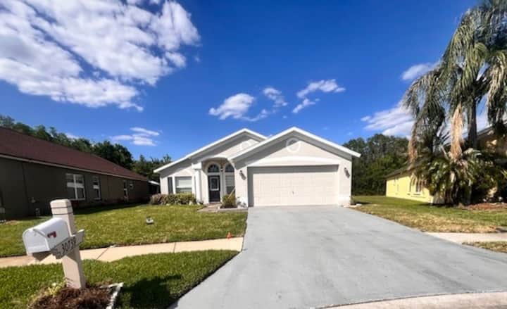 Chic Retreat W/ Backyard Oasis Lakeview & Fire Pit - Wesley Chapel, FL