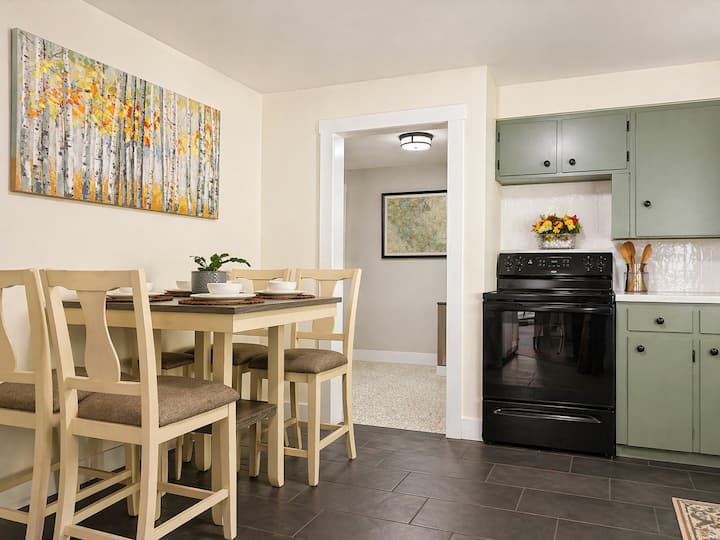 Walnut Street Retreat | Downtown, Dog Friendly - Greeley, CO