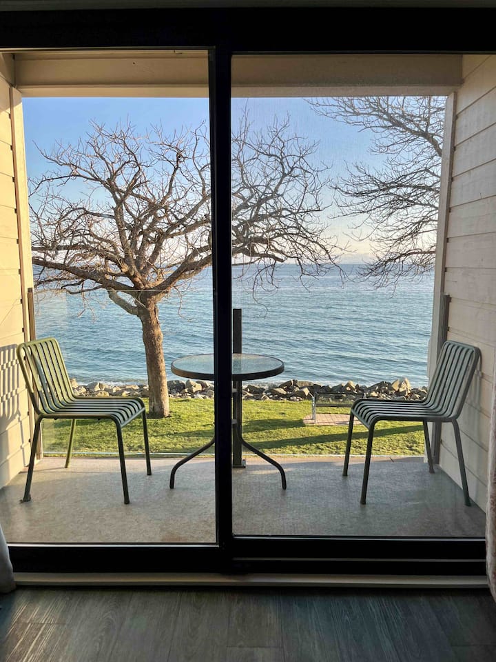 Waterfront Family Suite - 2 Bedrooms 2 Queen Beds - Sechelt