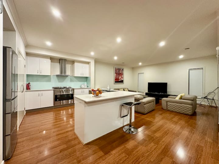 Keysborough Wetland Park 5 Bedrooms Modern House - Dandenong