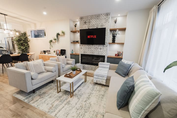 Chic Central 3br: Martini Bar & Patio. Near Dt/wem -