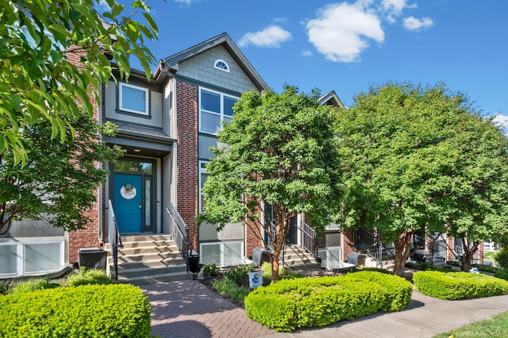 Modern 2br Townhome Near Downtown Kc - Avondale, MO