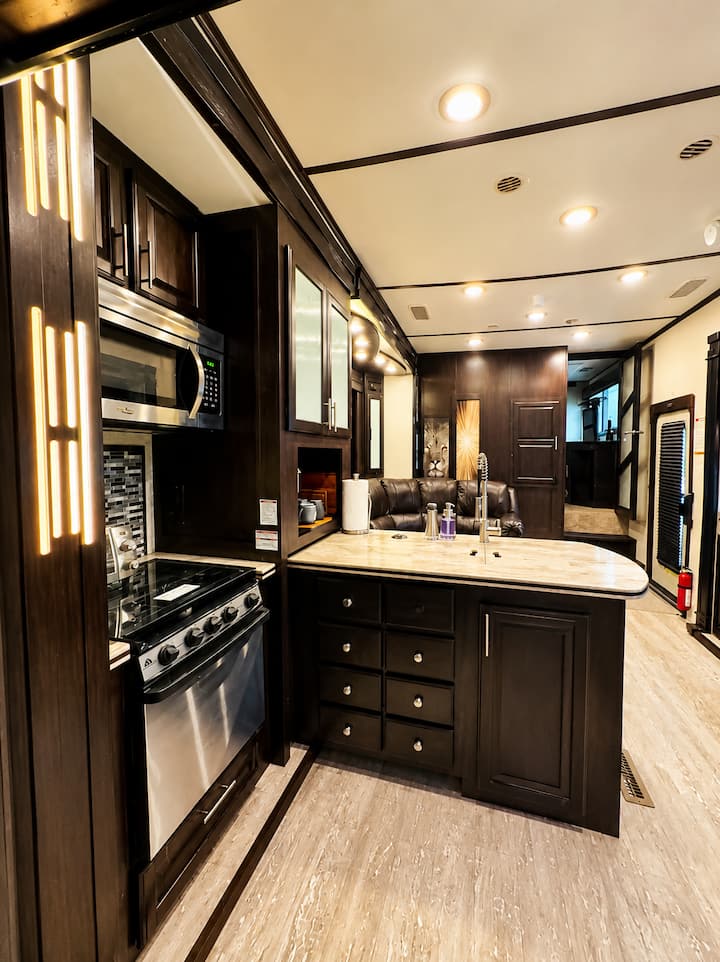 Luxurious Rv In Quiet Neighborhood Near Airport - Burien, WA