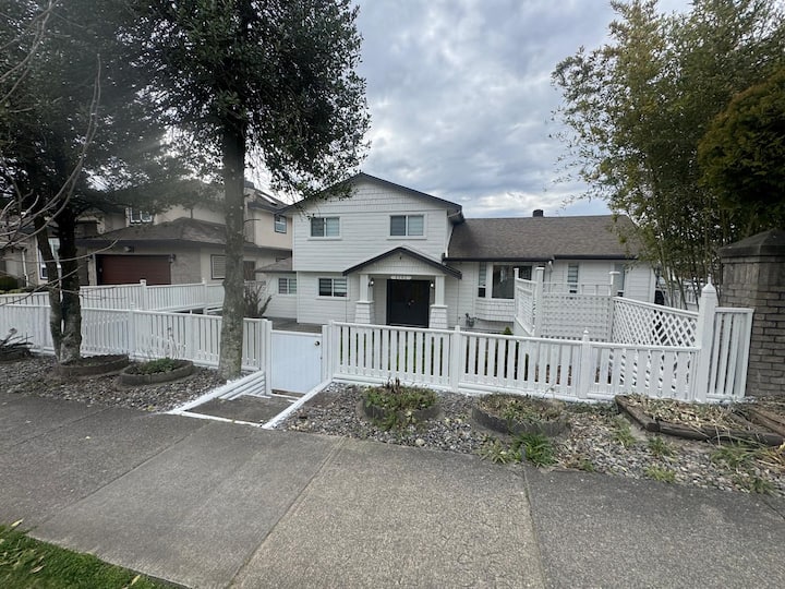 Cozy One Bedroom Guest Suite • Panorama Ridge - Surrey