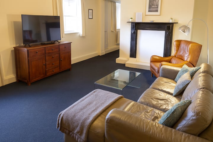 Central And Spacious, Prime City Apartment - Riverside